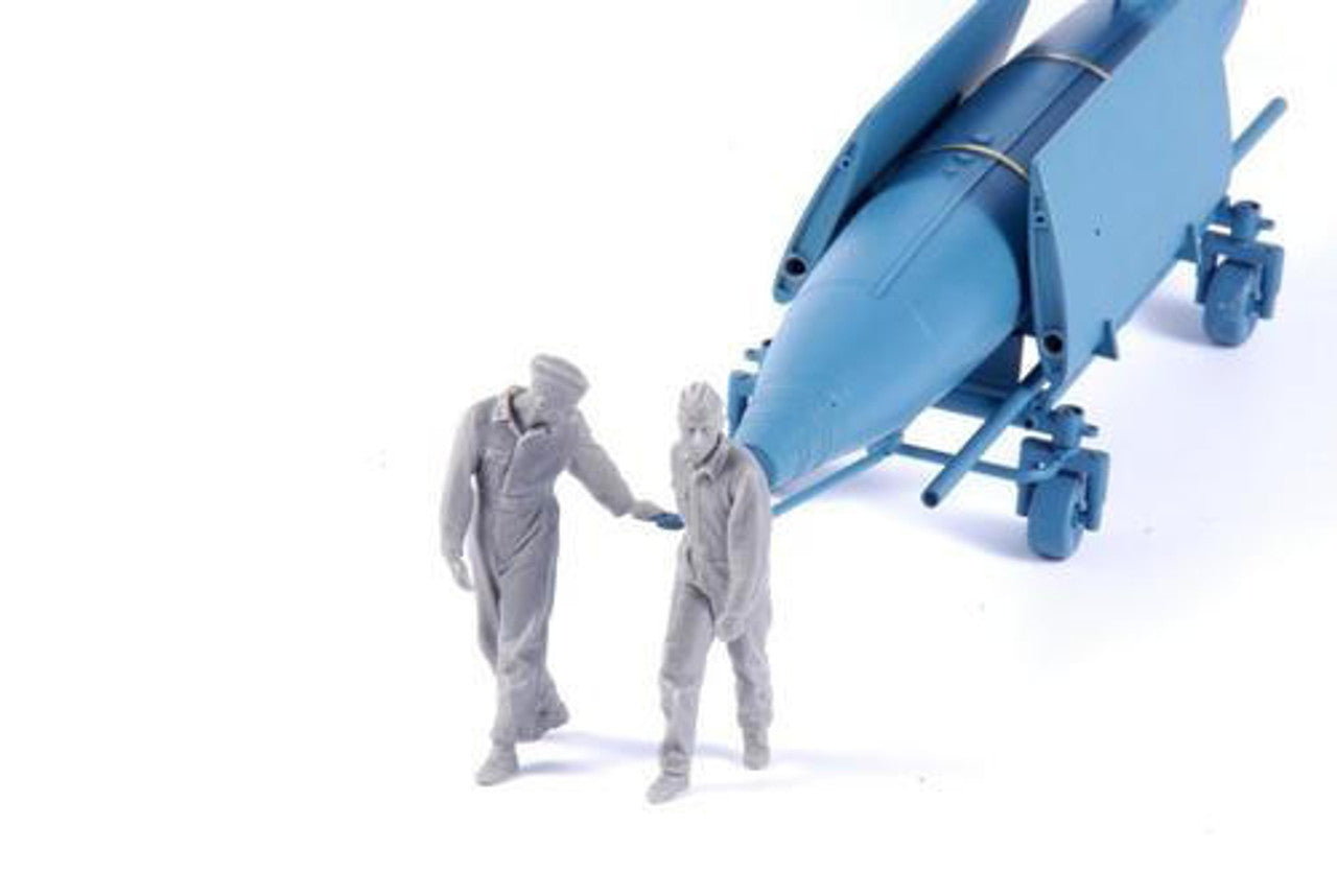 CMK 1/32 Luftwaffe Ground Crew Pulling V1 on Trolley Resin Figure Mode ...